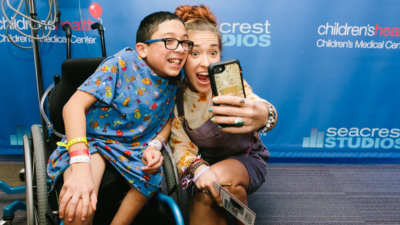 Lauren Daigle Visits Children's Hospital Ahead of Concert in Dallas ...